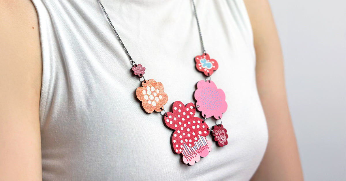 VirQ Kukassa Kaulakoru - näyttävä kukkarivistö | suomalainen puukoru